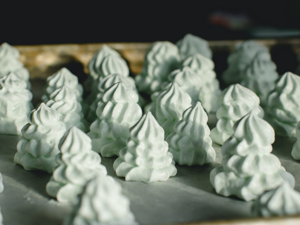 Mint Meringues made with Creme de Menthe - Pretty. Simple. Sweet.